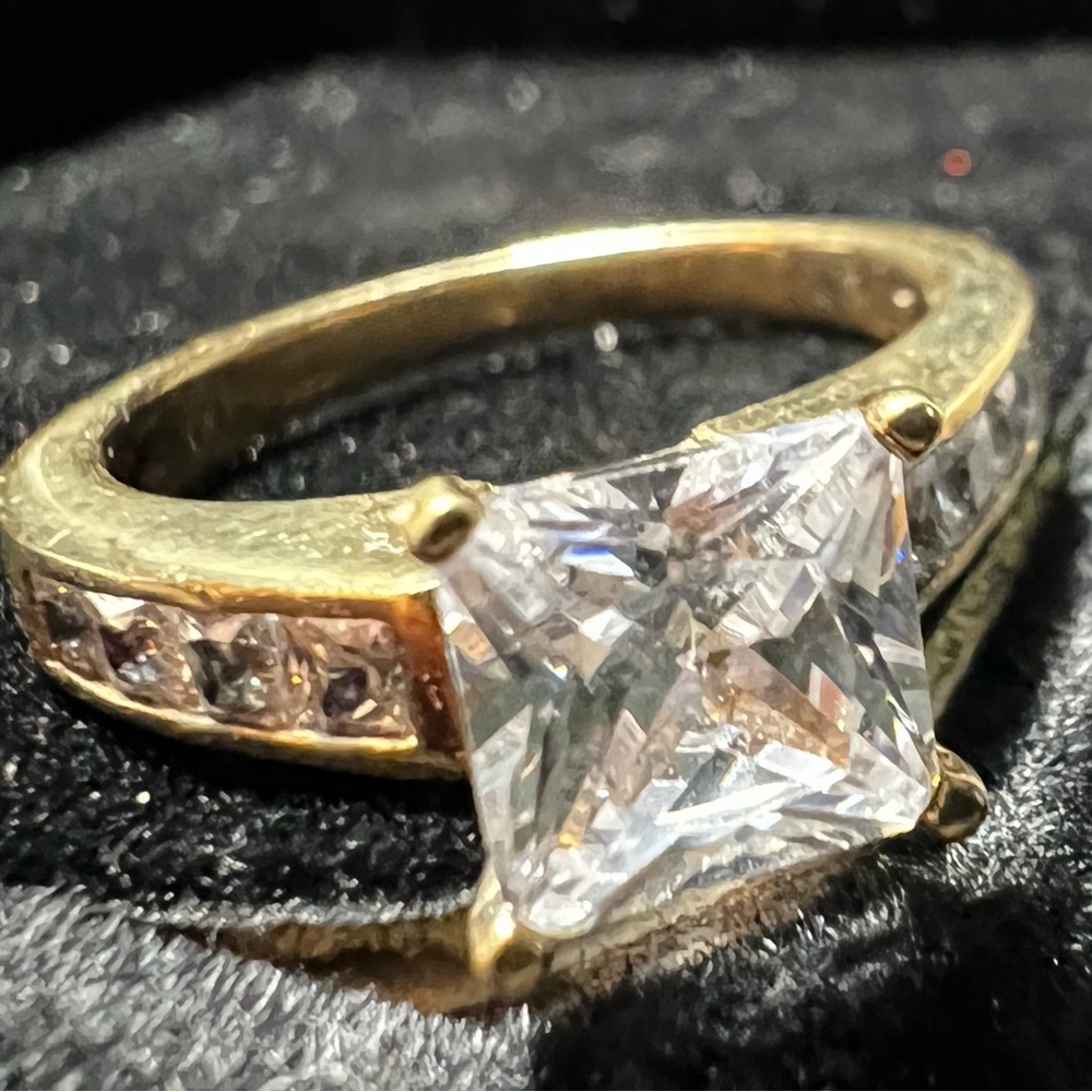 925 Cn Stamped Gold Toned Ring - Gem